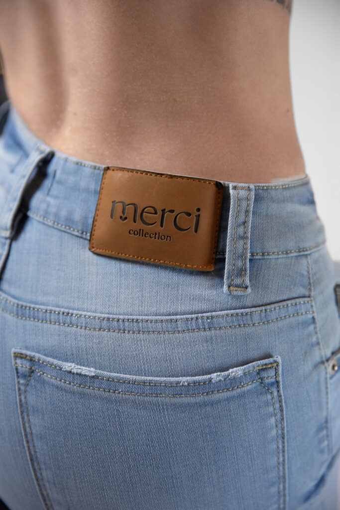 Jean Skinny stretch, tiro alto, tono celeste hielo, cierre con botones ...