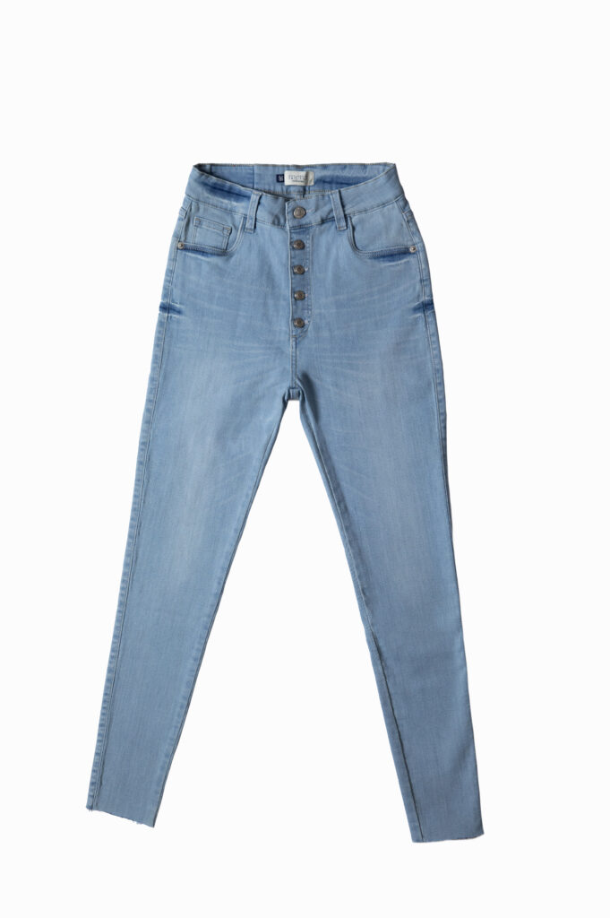 Jean Skinny stretch, tiro alto, tono celeste hielo, cierre con botones ...