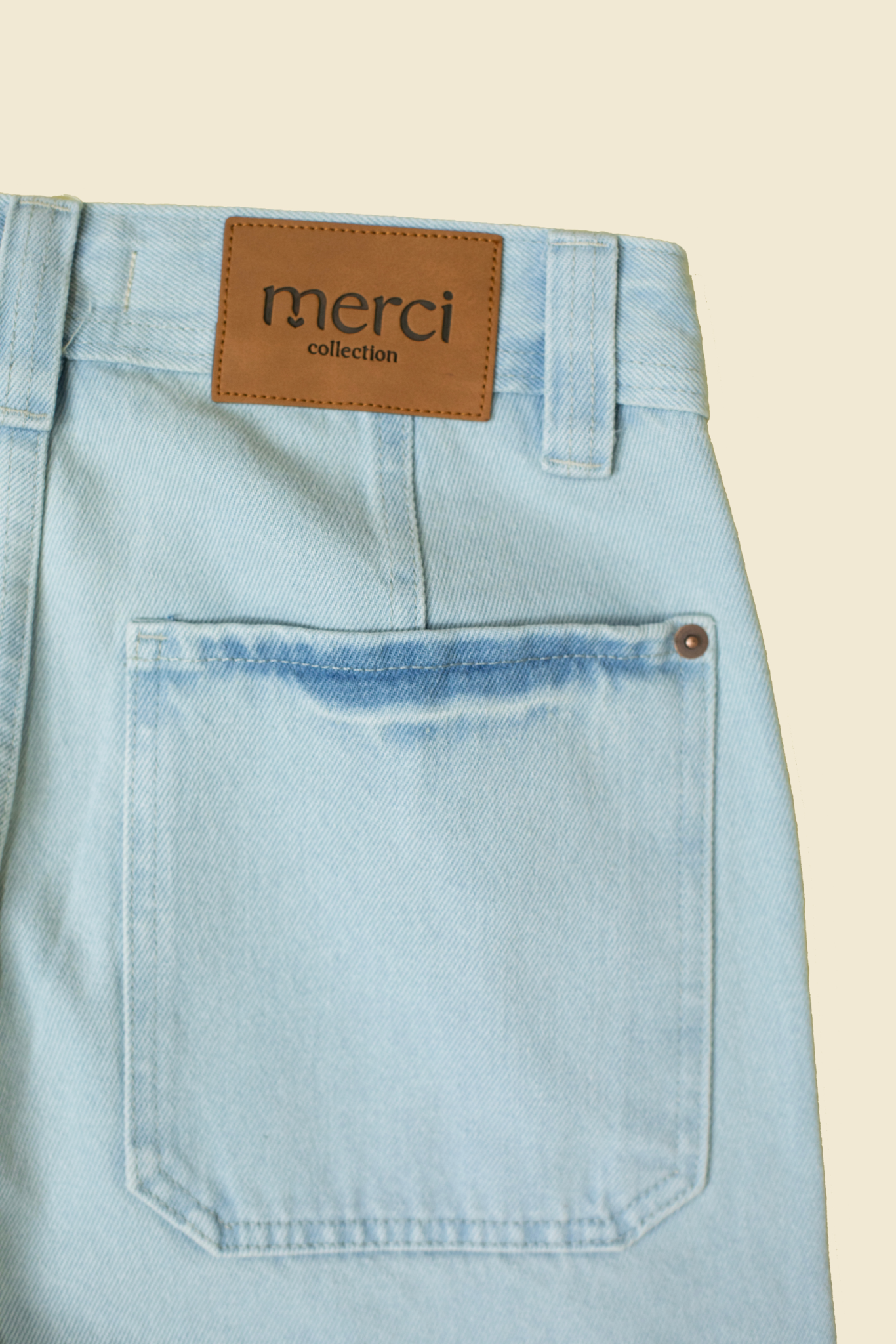 Jean Mom flare Palazzo, tiro alto, tono hielo cielo